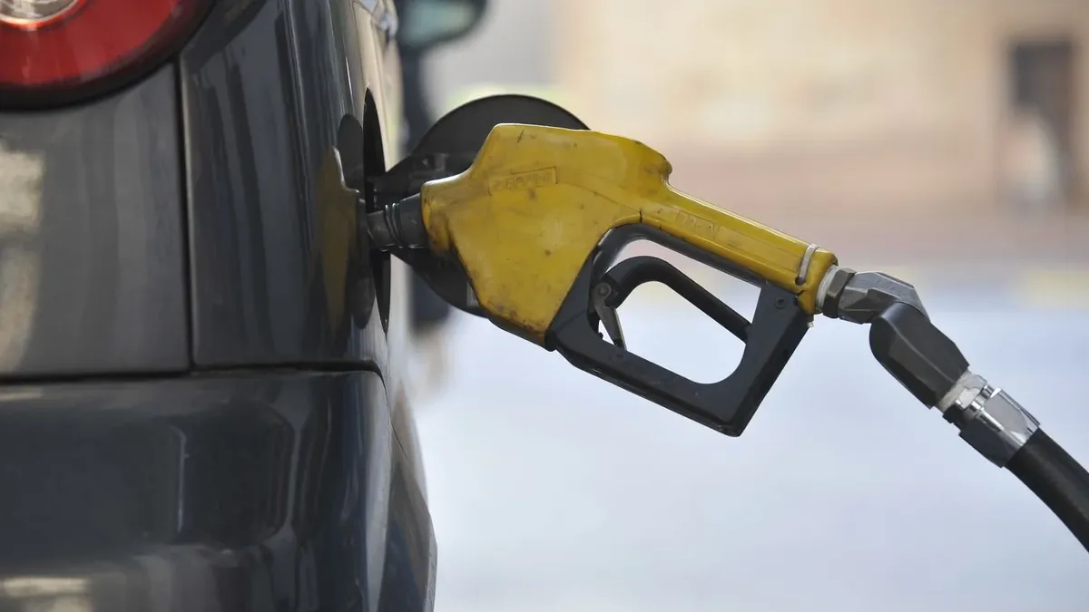 Subieron los combustibles: ¿Cuánto más cuesta llenar el tanque del auto?