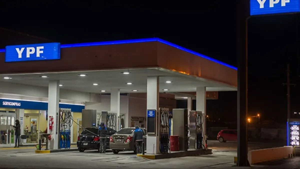 YPF se sumó al aumento del precio de la nafta ¿Cuánto cuesta llenar el tanque en la Argentina?