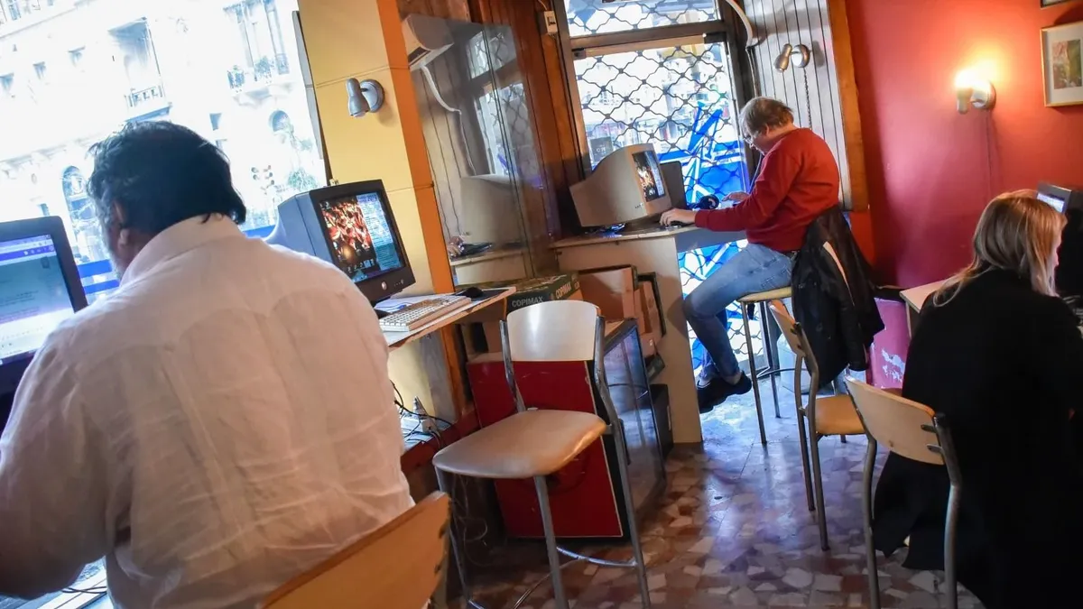 Los últimos cibercafés se reinventan para sobrevivir