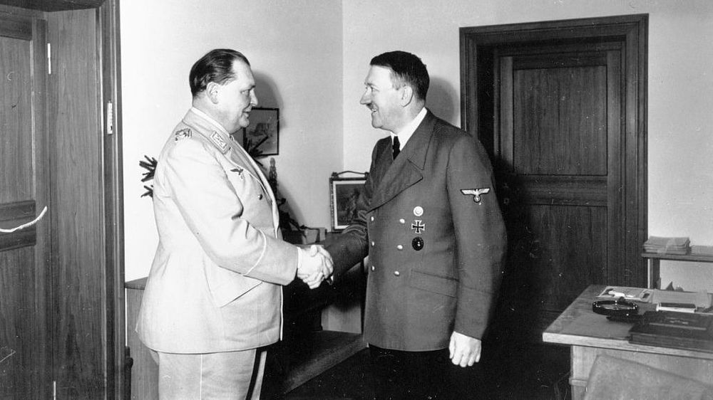 Hitler estaba destrozado, su rostro era una máscara de miedo y ...