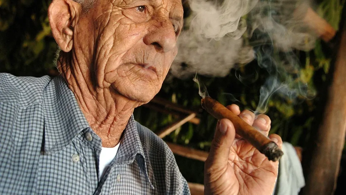 En la tierra del puro, cada vez cuesta más fumar