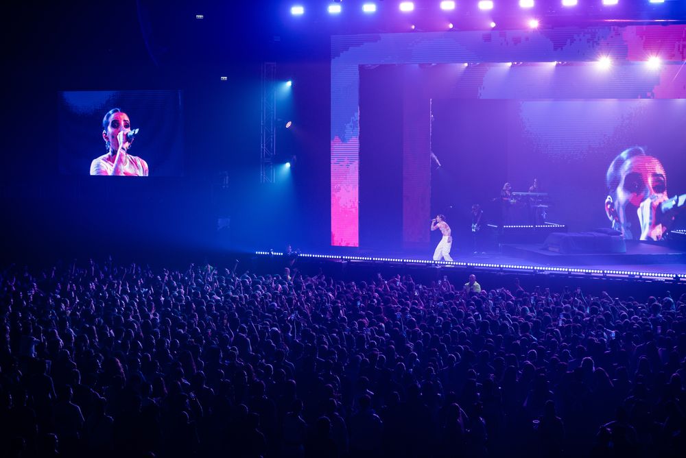 Tangas y corazones: Young Miko llegó al Antel Arena y miró a los ojos a su público uruguayo