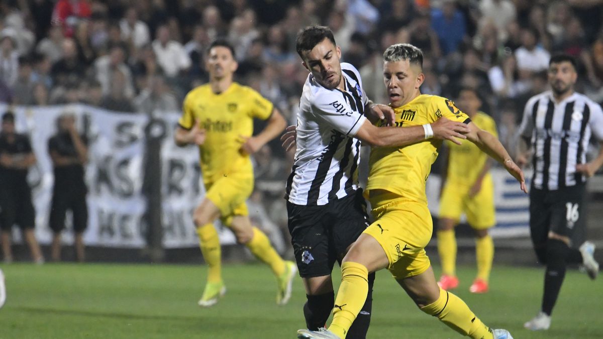 ¿A qué hora juega Wanderers vs Peñarol hoy por el Torneo Apertura y dónde verlo?