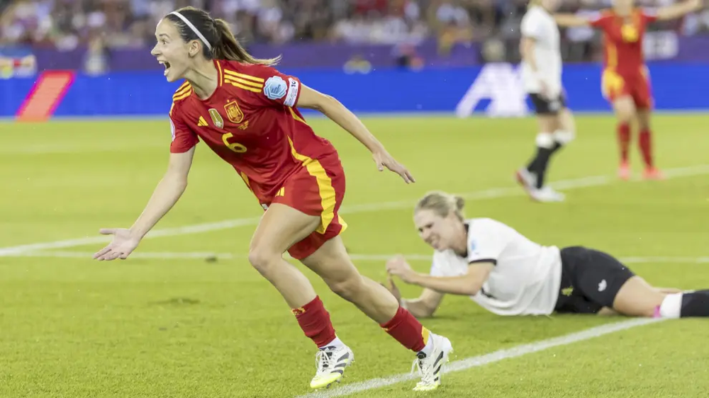 VIDEO: el emotivo momento en el que Aitana Bonmatí exhibe el Balón de ...