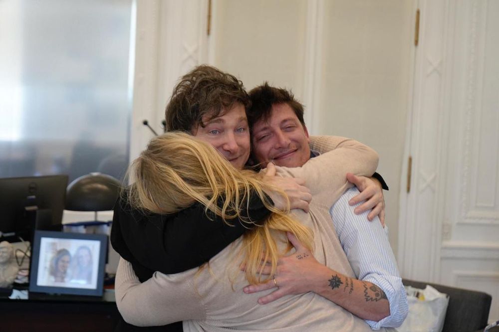 Javier Milei, presionado por el triángulo de hierro, bajó a José Luis Espert de la contienda en ...