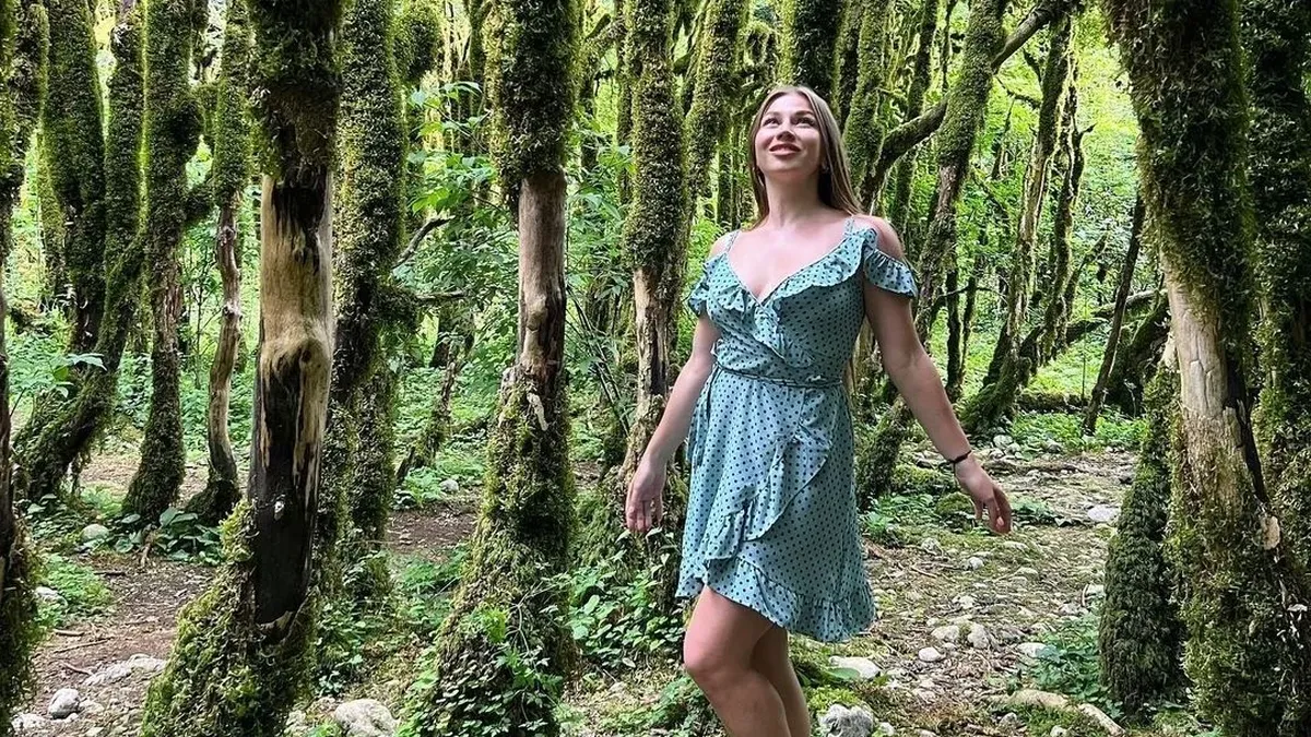 Una influencer murió al caer desde un acantilado en el que intentó ...