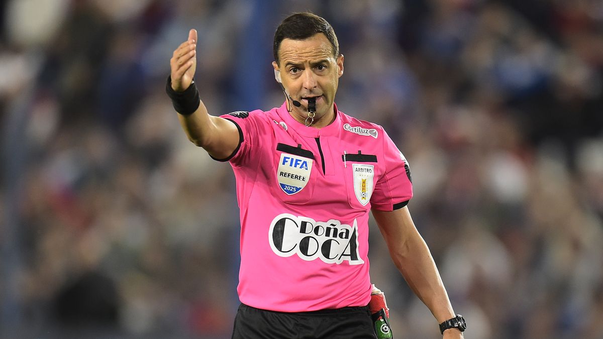 El polémico arbitraje de Esteban Ostojich en Nacional vs Liverpool: la ...