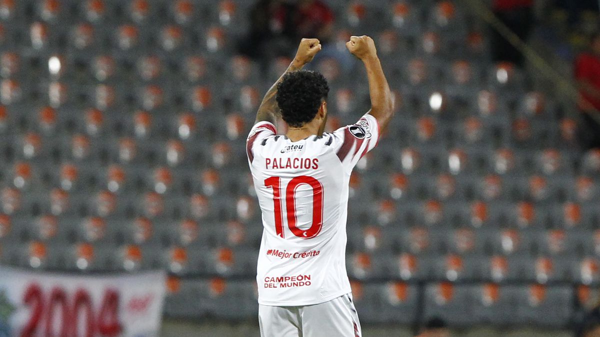 El golazo del uruguayo Tiago Palacios en el debut de Estudiantes de La ...
