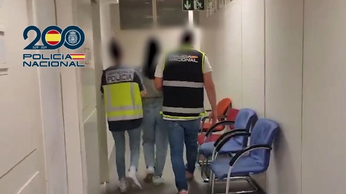 Así se llevaban detenida en Barajas a Gianina García Troche, pareja de ...