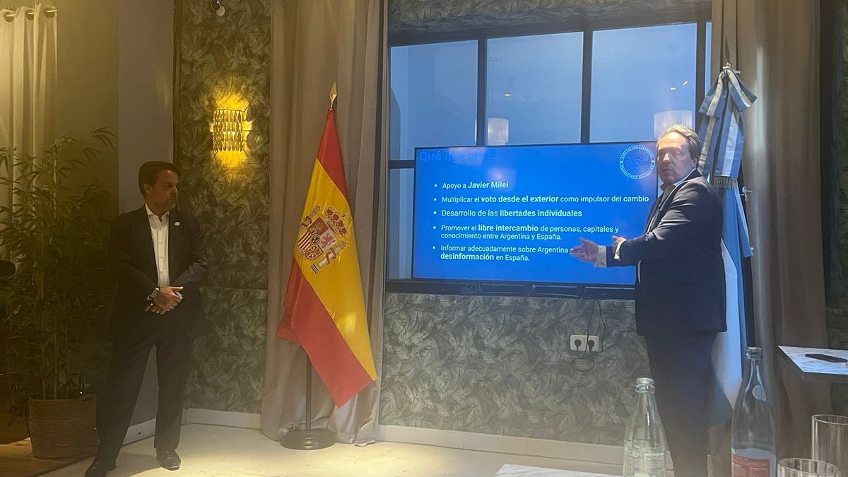 Un grupo de liberales argentinos que apoyan a Javier Milei se presenta ...