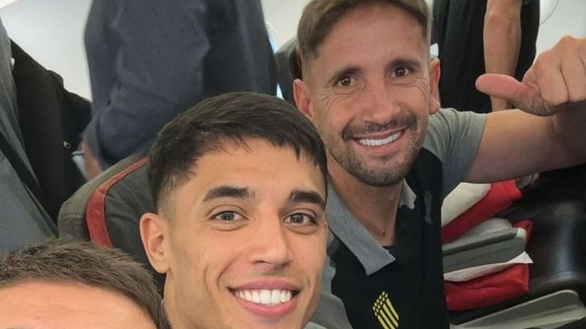 El viaje de Peñarol en vuelo de línea y con manzanas; mirá la foto que ...