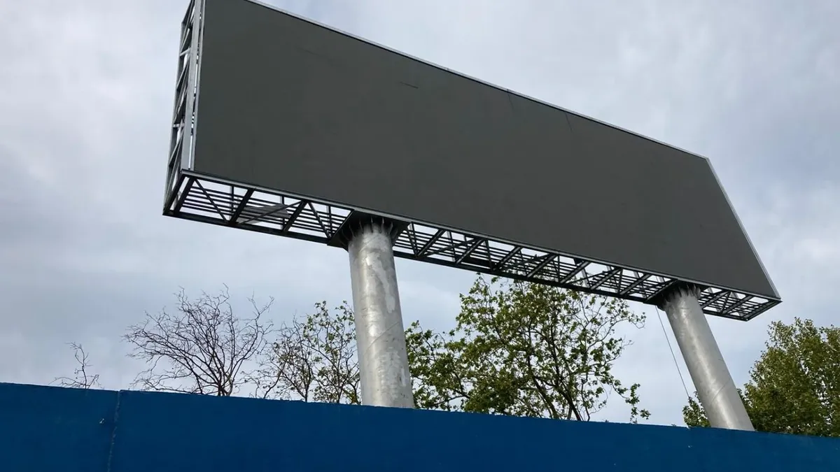 La pantalla gigante del Gran Parque Central va tomando forma
