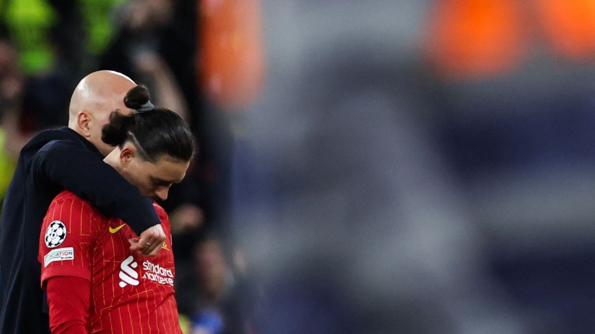 El dolor de Darwin Núñez y los abrazos de Arne Slot y sus compañeros ...