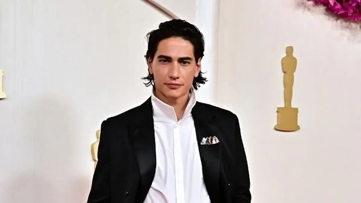 De Loewe a Louboutin: el impecable look de Enzo Vogrincic en los Oscar 2024