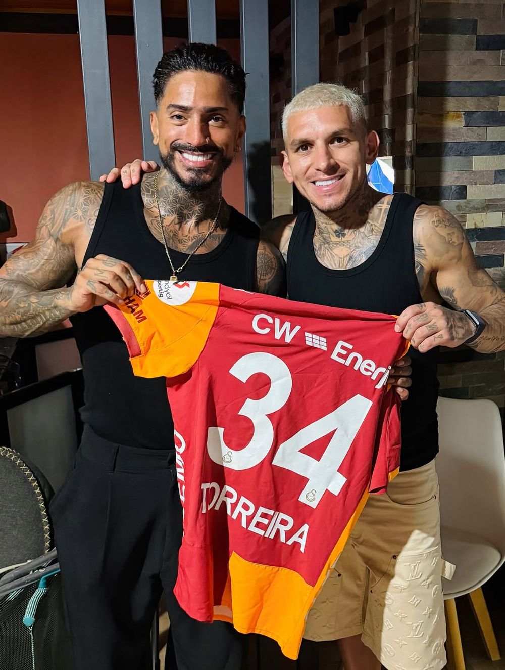 La impresionante fiesta de Navidad de Lucas Torreira con la banda ...