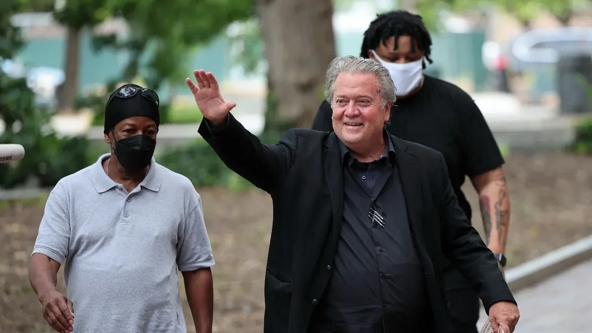Steve Bannon fue acusado por malversación en la construcción del muro ...