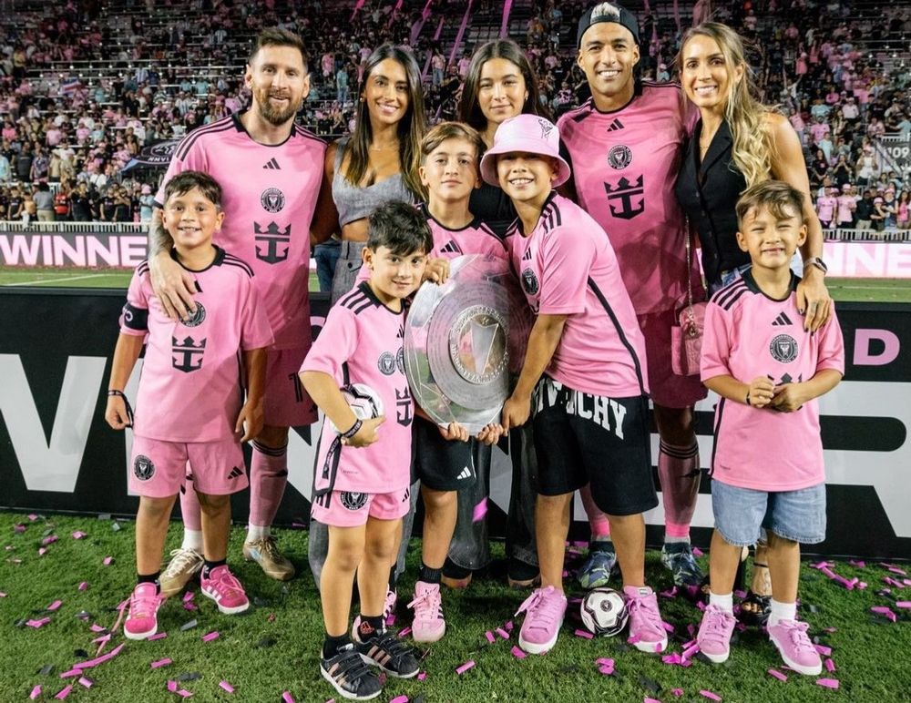 El detrás de escena de la foto que se tomaron las familias de Luis Suárez y Lionel Messi en la ...