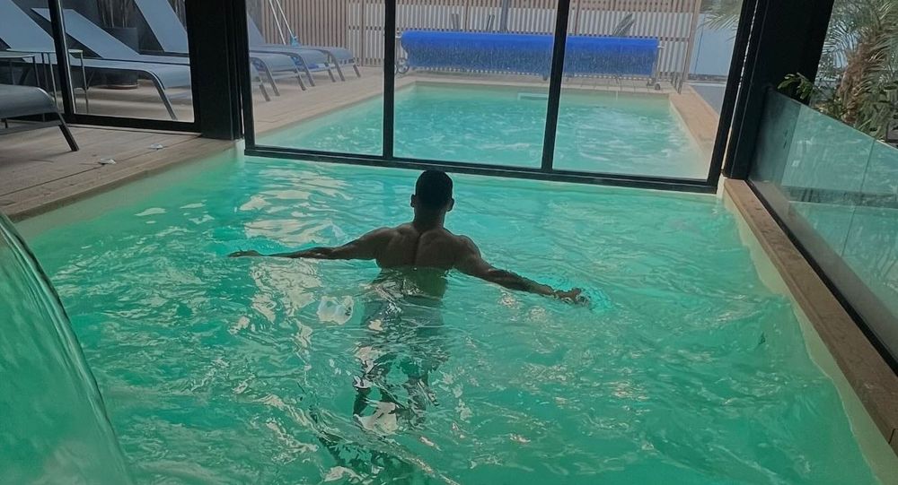 La foto del poeta Emiliano Ancheta en la piscina y con el short de ...