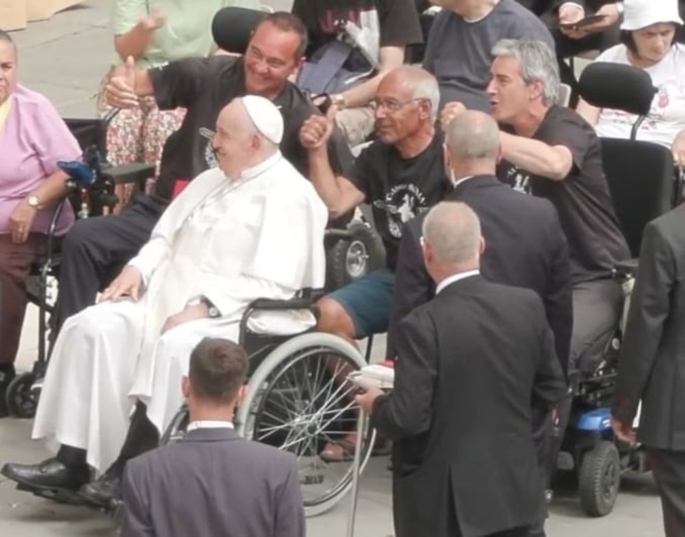 Hicieron más de 800 km en silla de rueda para pedir al Papa dar ...