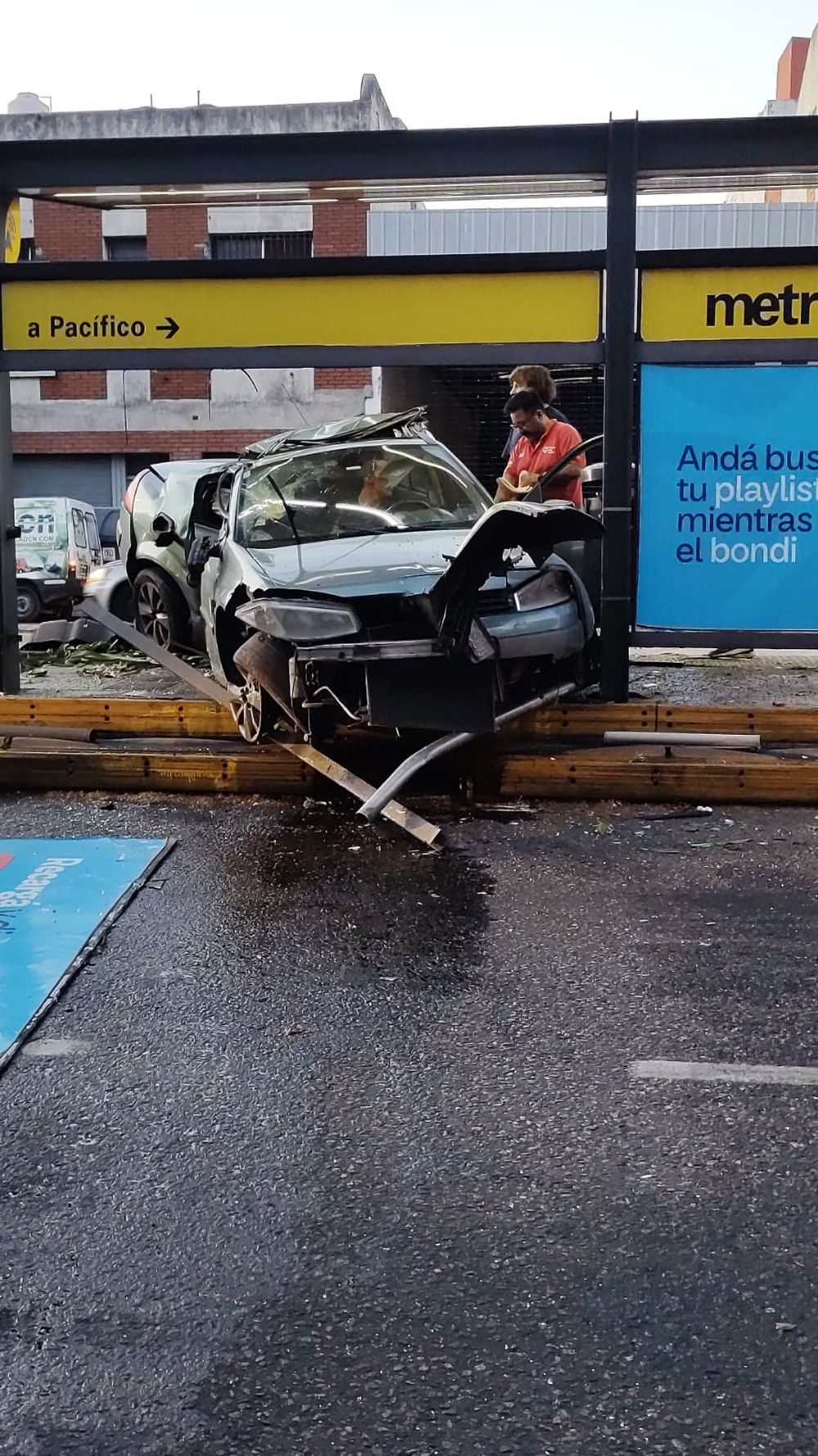 Perdió el control a alta velocidad y terminó incrustado contra una ...