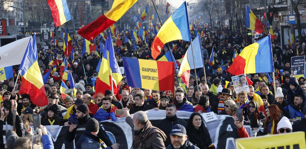Miles de rumanos protestan contra la anulación de las elecciones ...