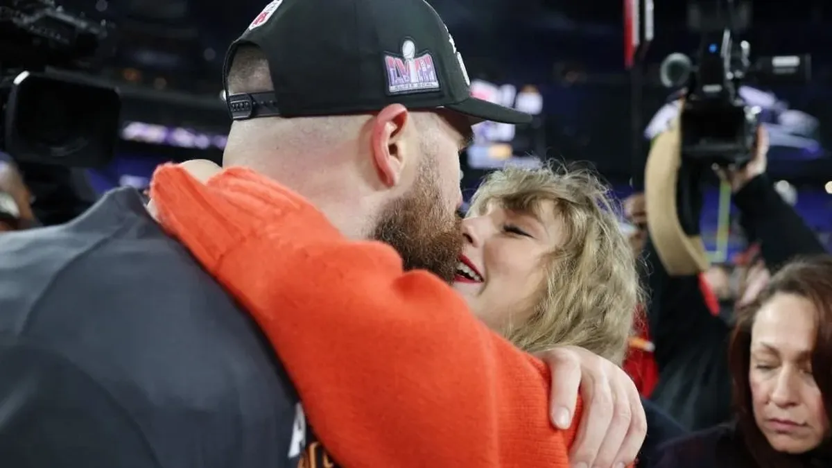 El emocionante beso de Taylor Swift a su novio Travis Kelce tras meterse a la cancha para ...