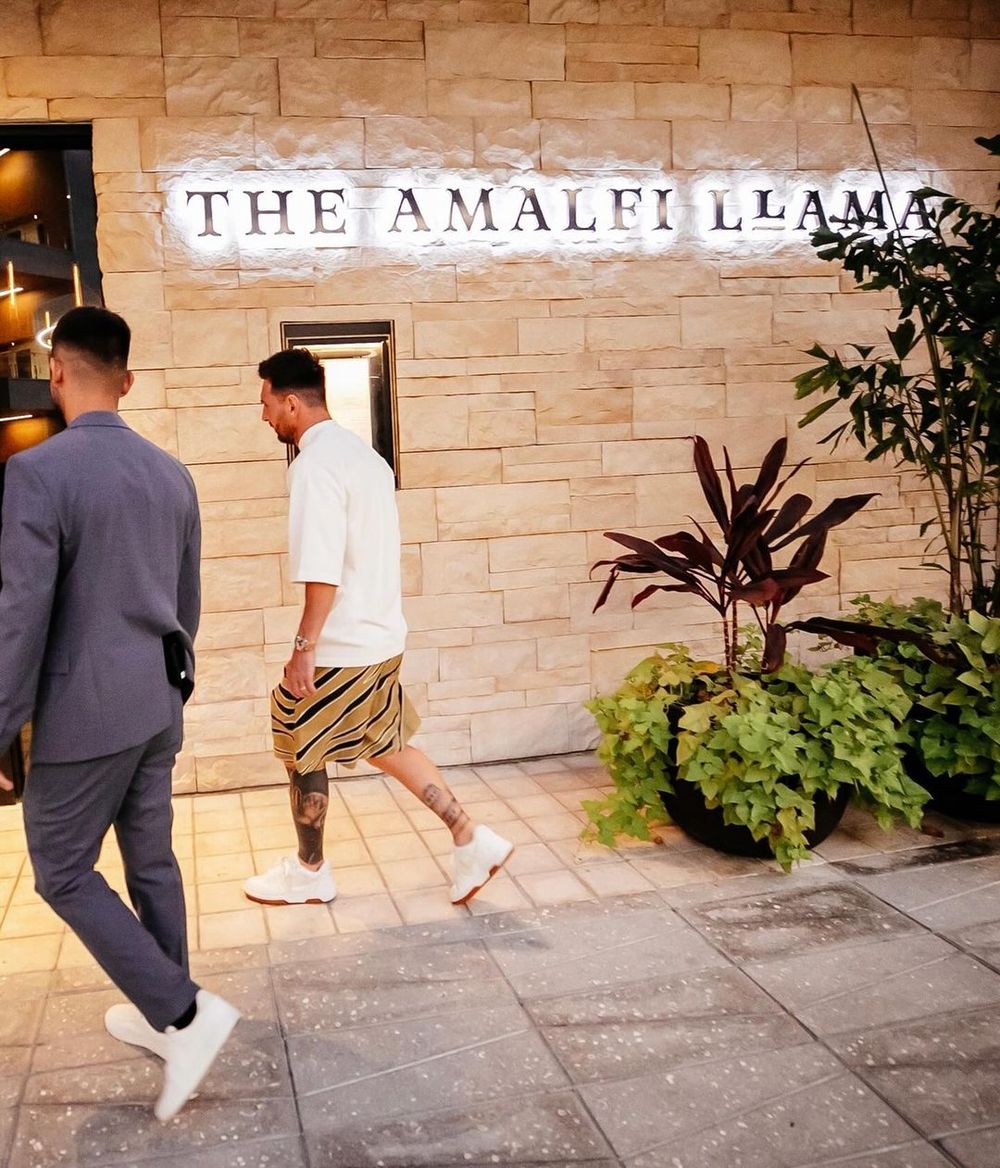 La cena y los looks de Luis Suárez y Lionel Messi con sus familias en ...