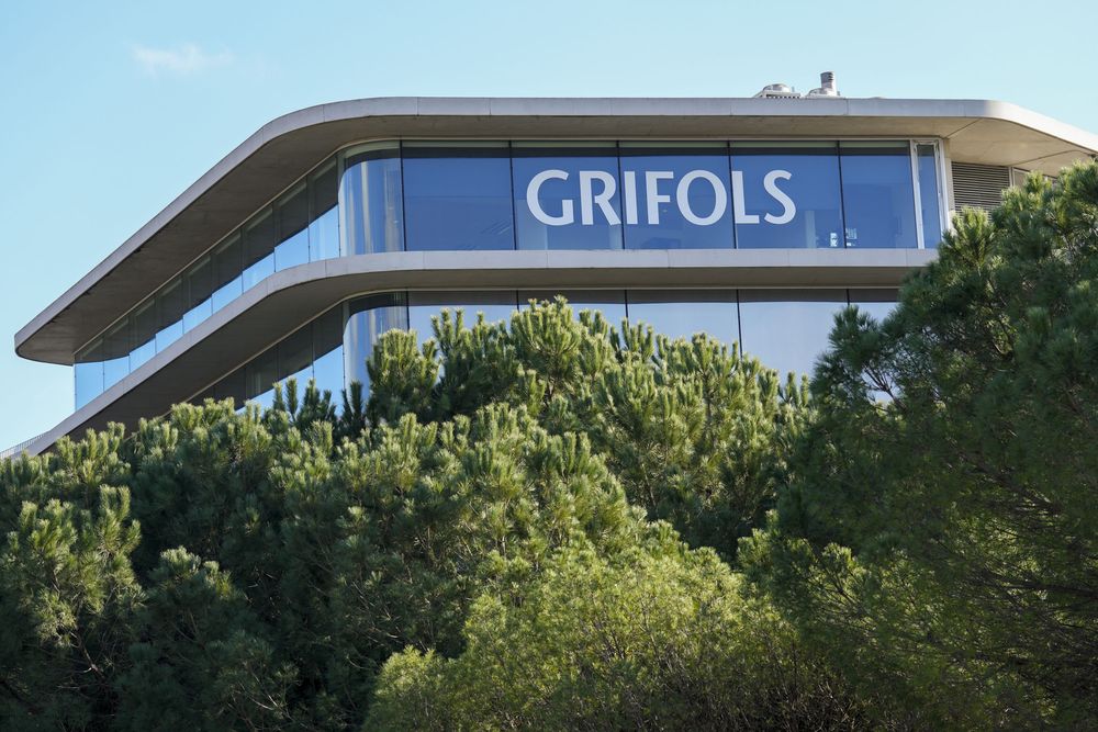 Los Grifols confirman conversaciones con Brookfield por una OPA de 7.000 millones de euros