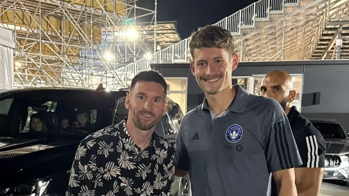 El uruguayo y ex Nacional que se sacó una foto con Messi, bajo la atenta mirada de su ...