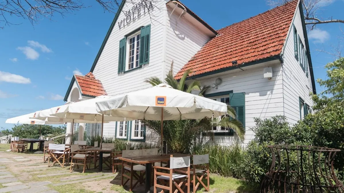 La Casa Violeta: un clásico montevideano que atrae por su propuesta y su restaurante-atelier