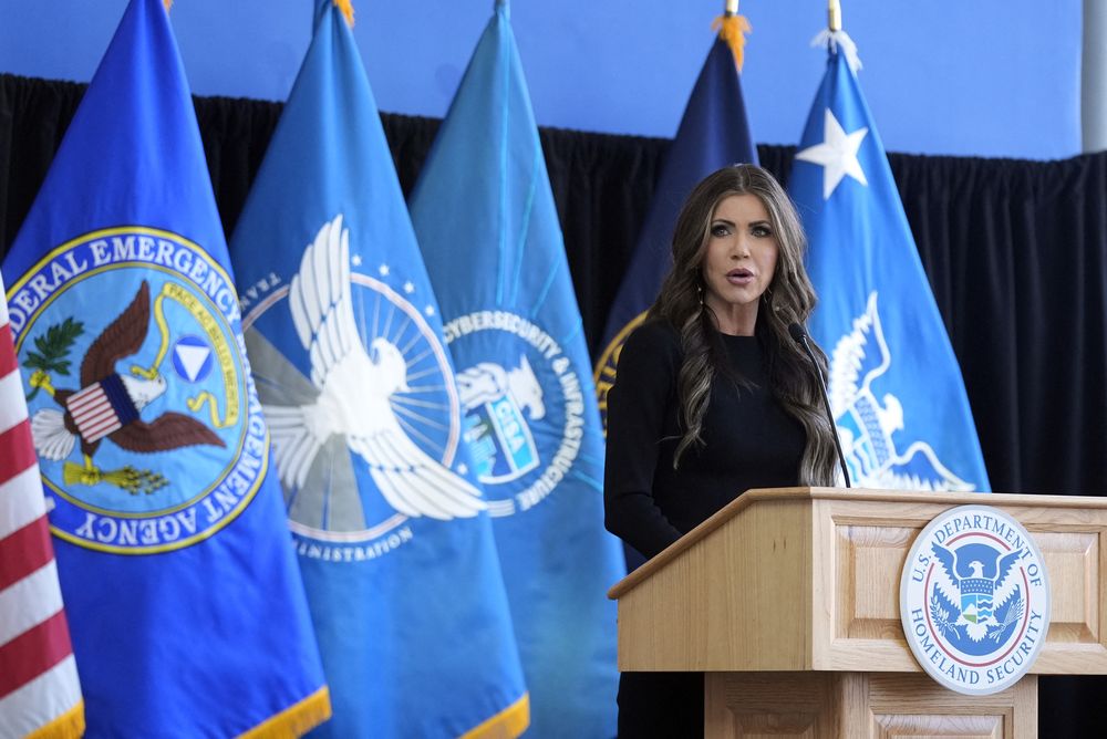 Crece la presión para que Kristi Noem deje su cargo, pero Trump sale en ...