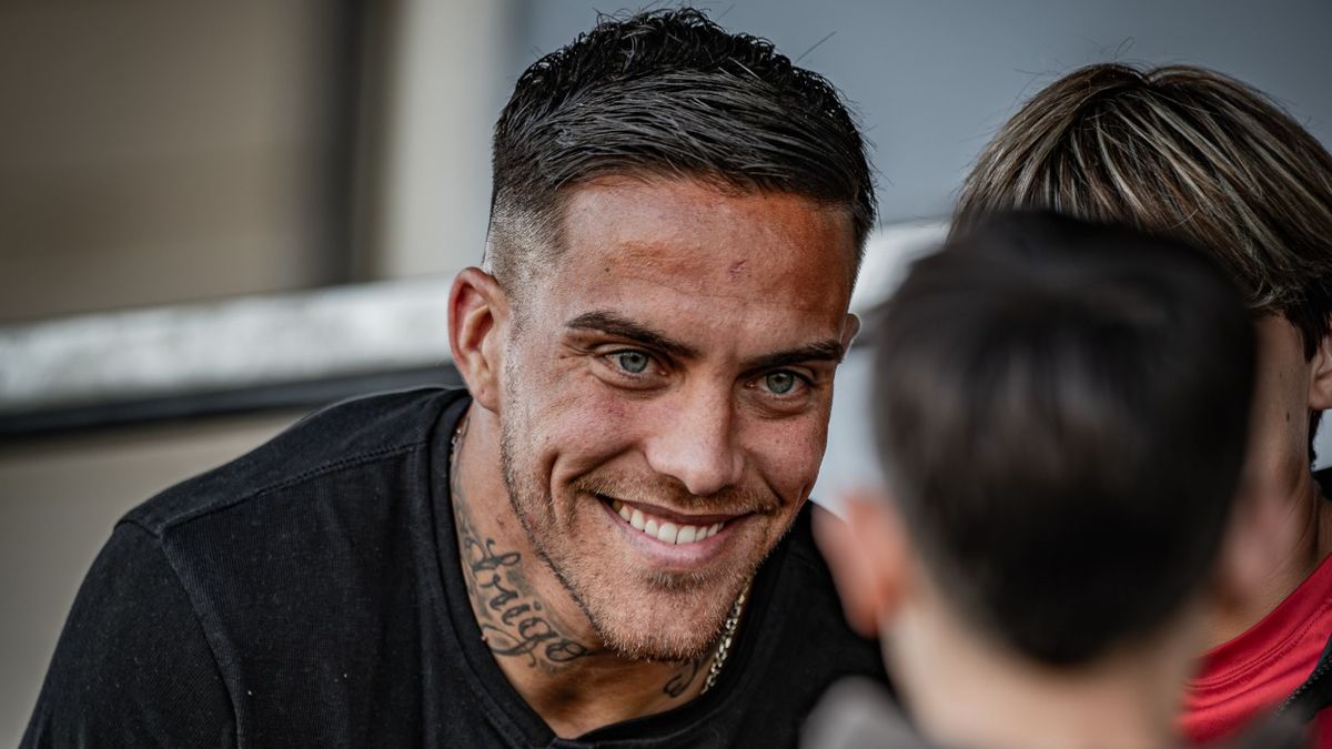 El jugador de Peñarol, Javier Méndez, sorprendió al ir a un partido de Juanicó vs Cerrillos ...