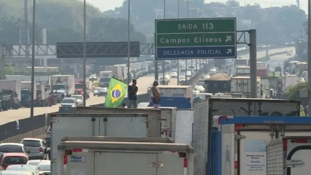 La super huelga de camioneros en Brasil genera desabastecimiento de combustibles y alimentos
