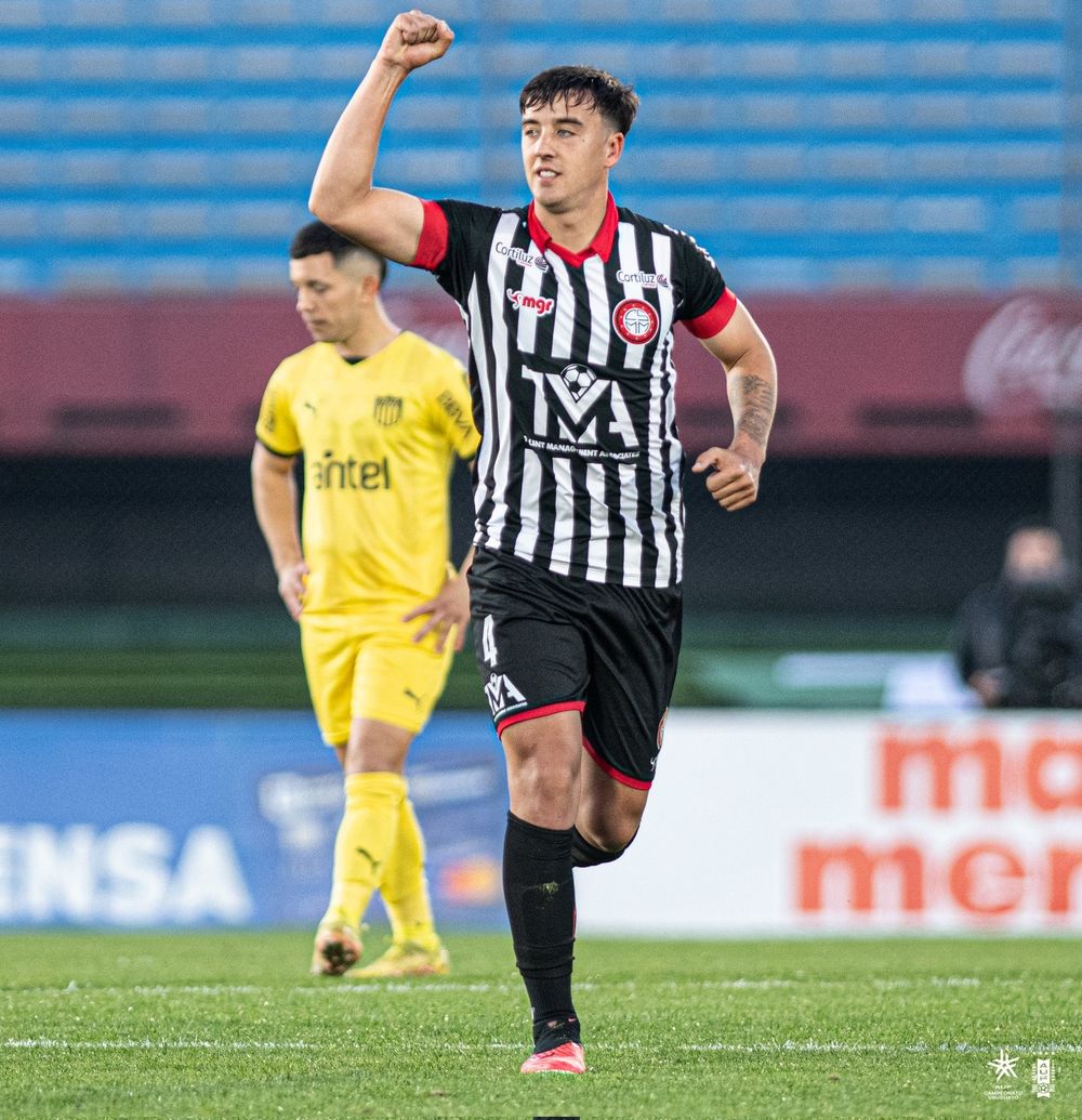 Peñarol lo dio vuelta en cuatro minutos con goles que llegaron desde el ...