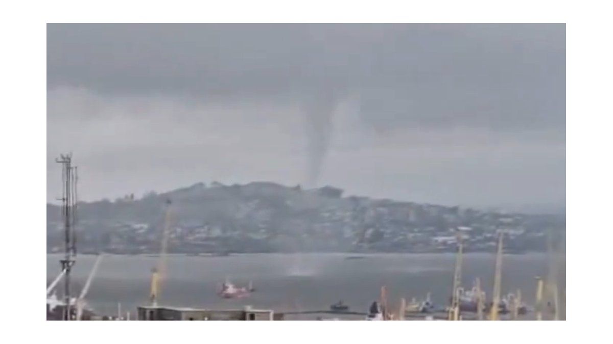 Qué es una tromba marina, el fenómeno que sorprendió en la bahía del Puerto de Montevideo