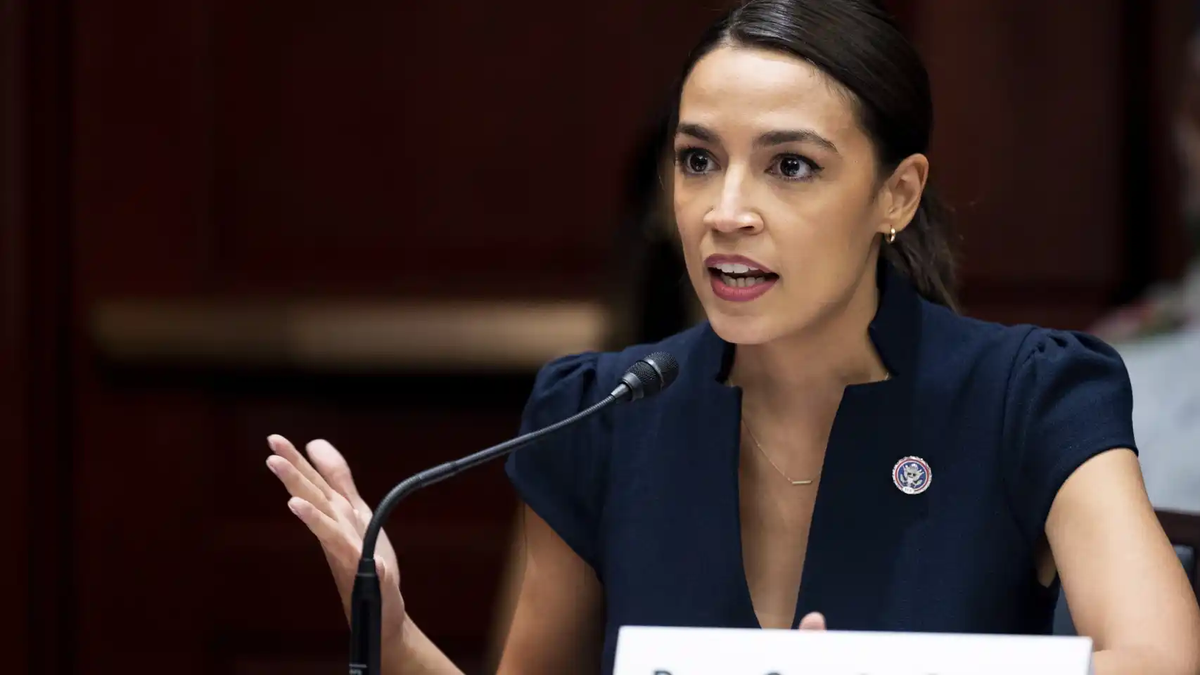 La Congresista Latina Ocasio Cortez Pide El Voto Por Joe Biden En