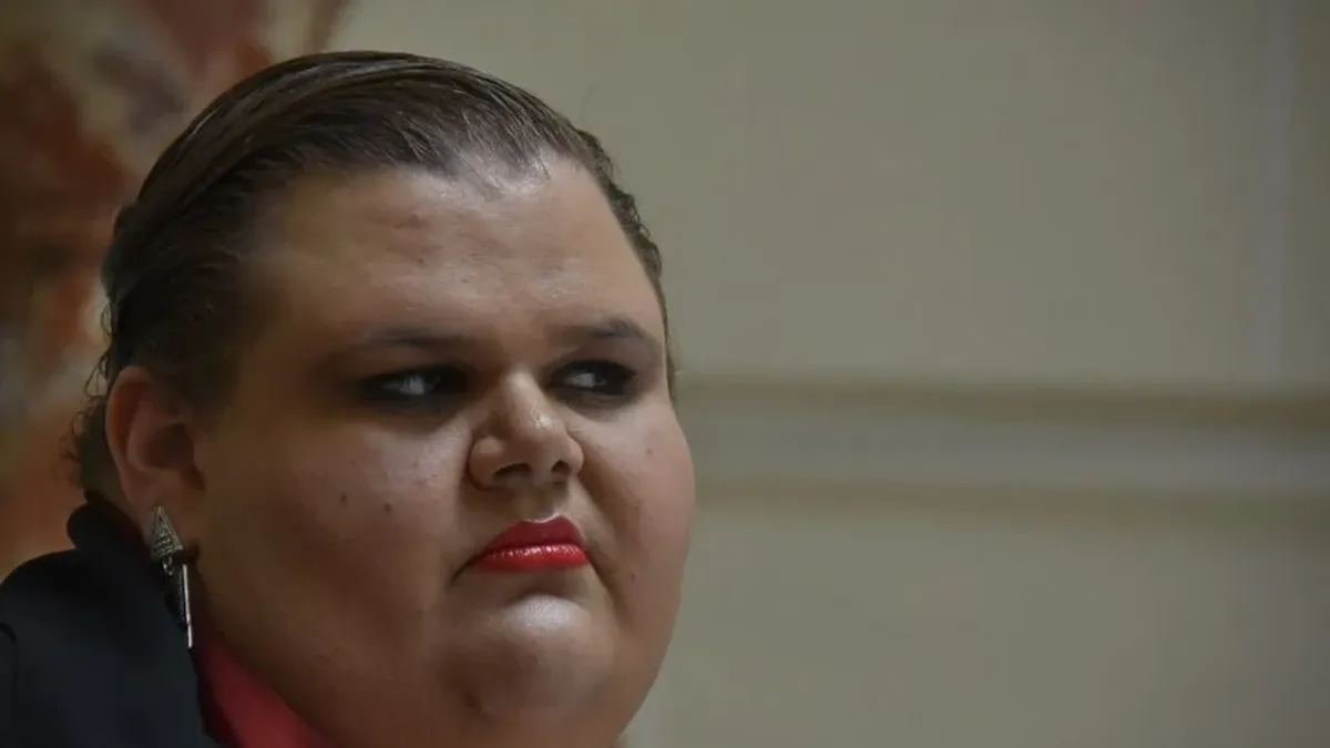 Michelle Suárez: una firma portada con orgullo que terminó siendo una ...