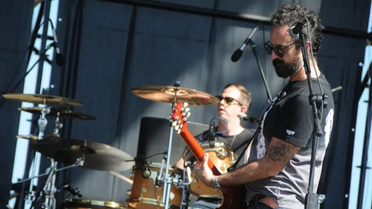 Una vieja chispa de rock y votos latinos