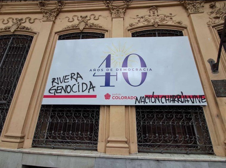 Genocida y Salsipuedes no olvida: vandalizaron Casa del Partido ...
