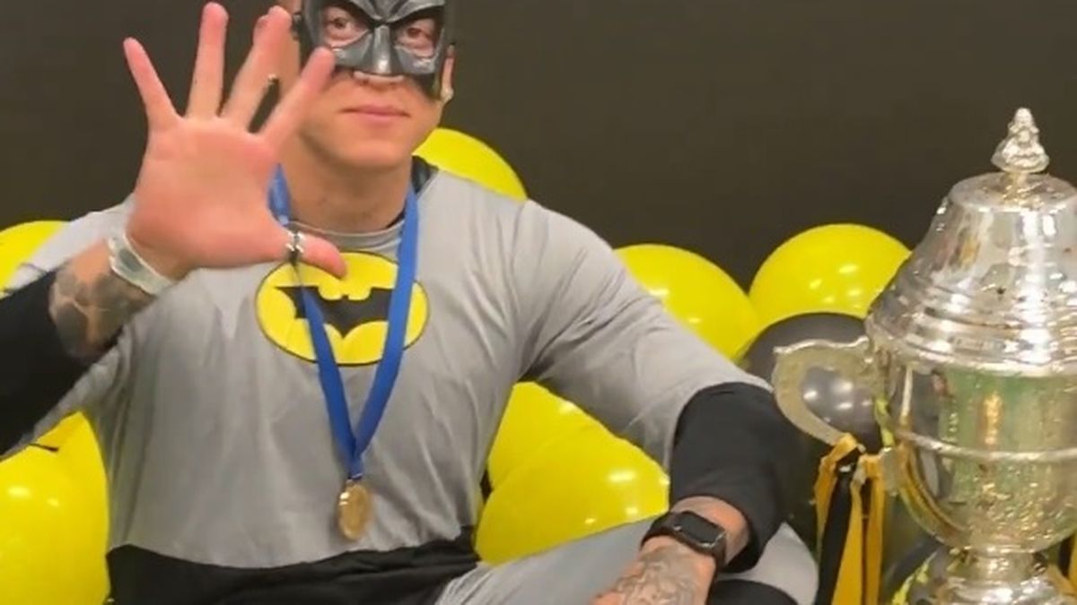 Washington Aguerre se puso el traje de Batman para el festejo de ... Washington Aguerre se puso el traje de Batman para el festejo de ...