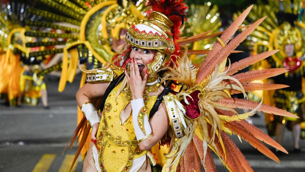El carnaval sigue con el show de escuelas de samba por 18 de Julio ...