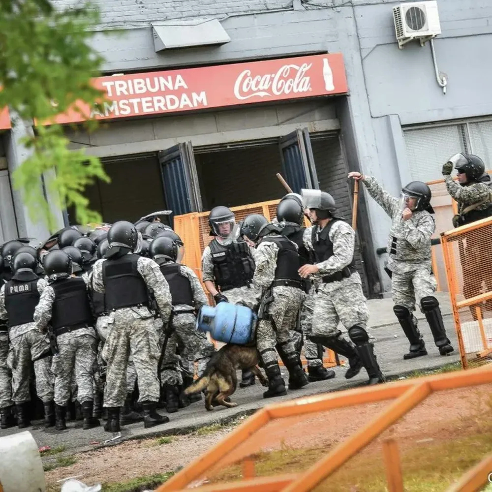 ¿Quién es Duque, el perro que se salvó de la garrafa de 13 kilos?