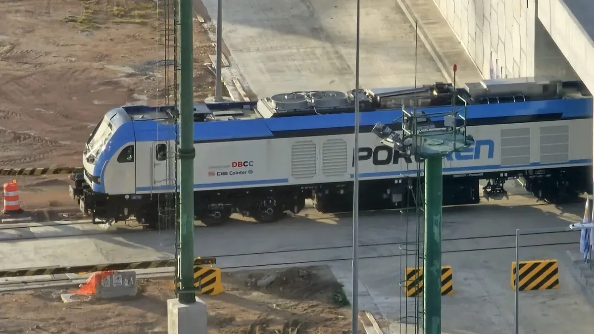 Video: así fue la llegada del primer tren de UPM 2 por el Ferrocarril ...