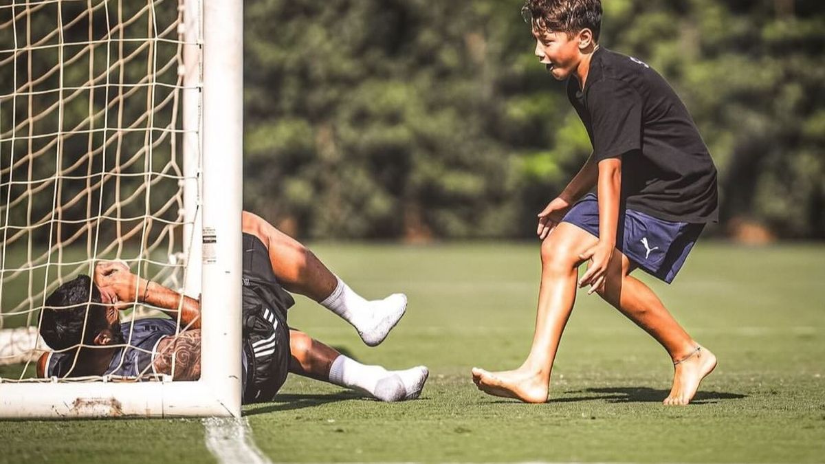 Benjamín le festeja un gol en la cara a su padre Luis Suárez durante el ...