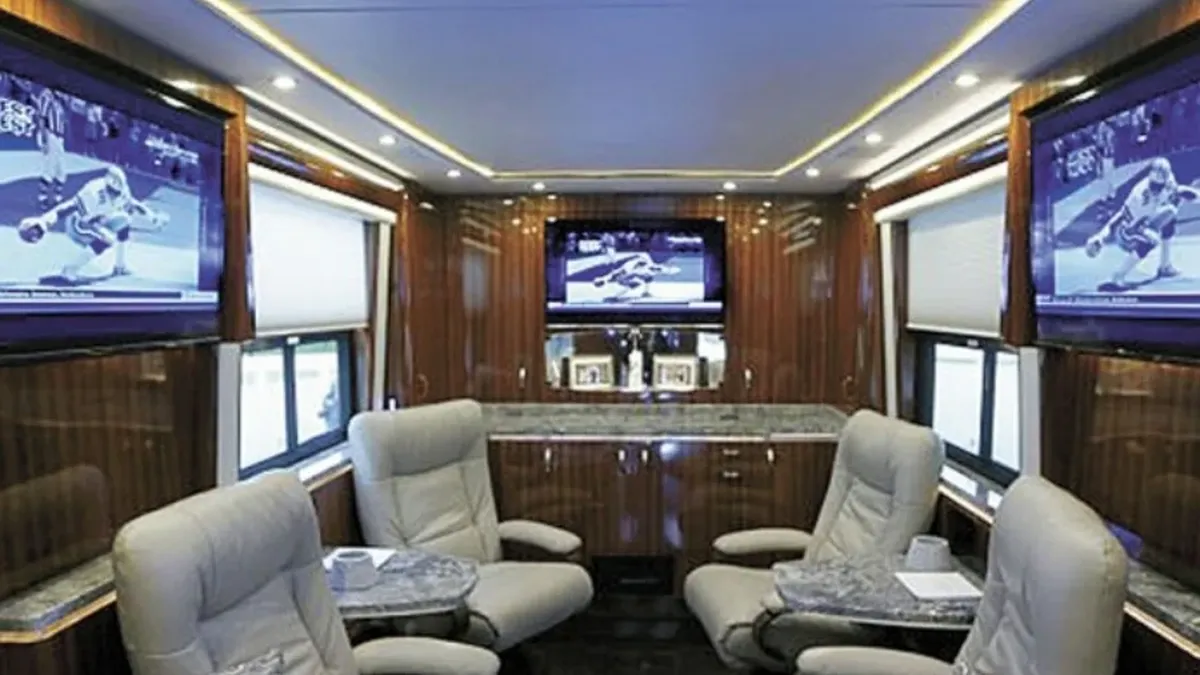 Los lujosos autobuses que transportan a las estrellas