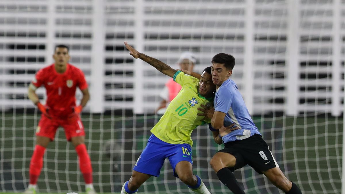 La desazón de Kevin Martínez por su error en la derrota de Uruguay ante Brasil por el ...