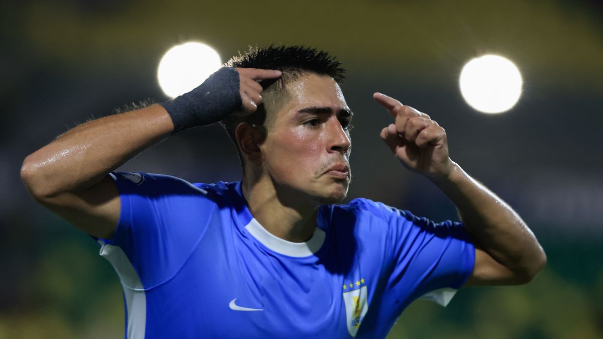 Con un golazo de Nicolás Azambuja, Uruguay se estrenó en el ...