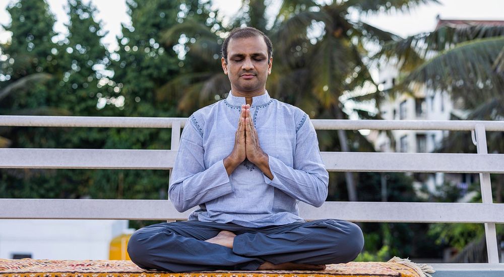 A los 53 años años, murió Sharath Jois, famoso gurú del yoga que fue ...