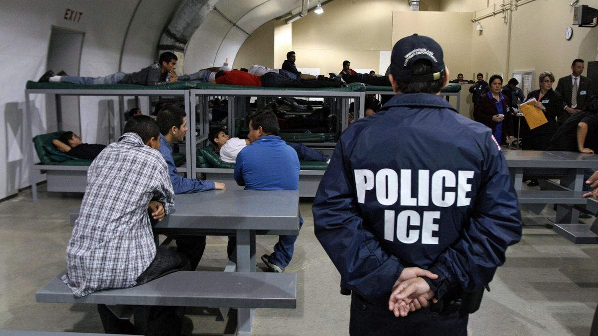 El plan del ICE para inaugurar el mandato de Trump: redadas masivas ...