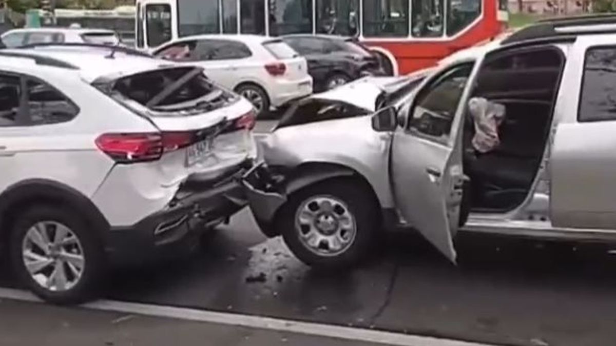 Video: El impactante momento del choque en cadena de cinco autos en ...
